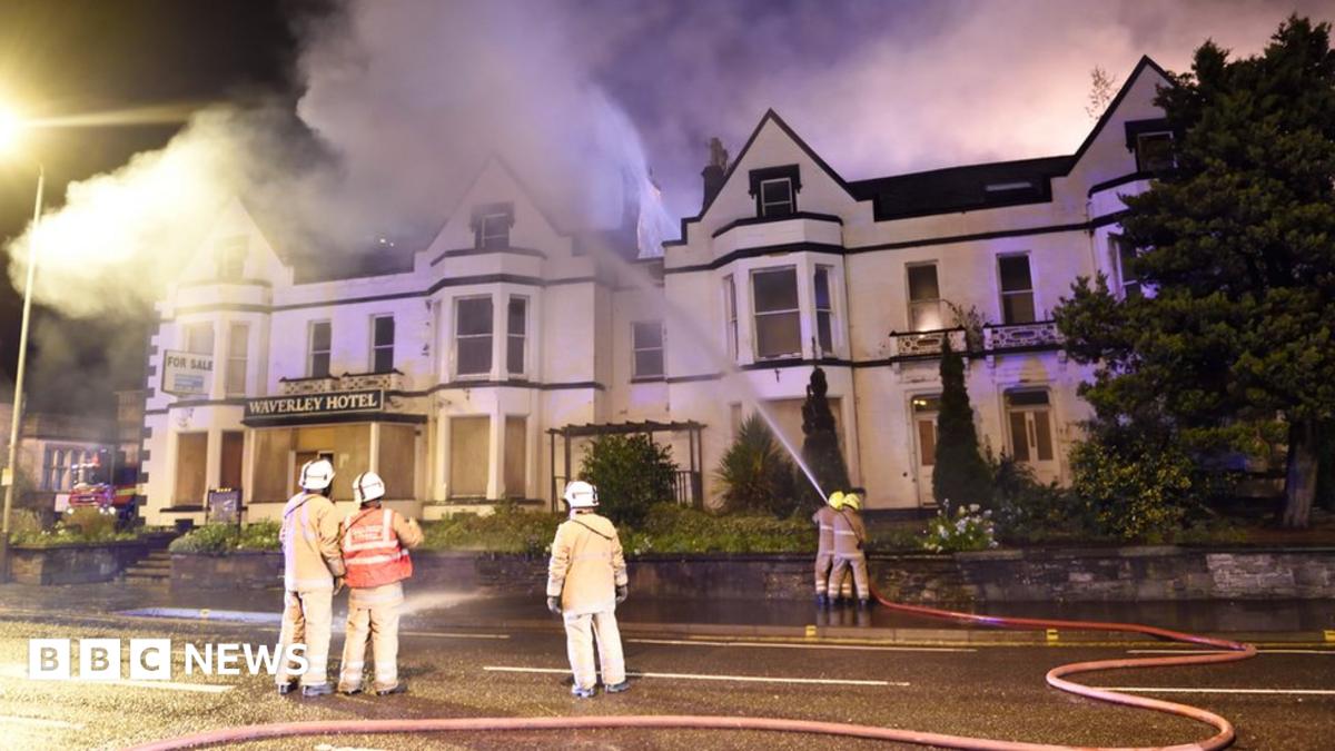 Waverley Hotel in Perth damaged by fire - BBC News