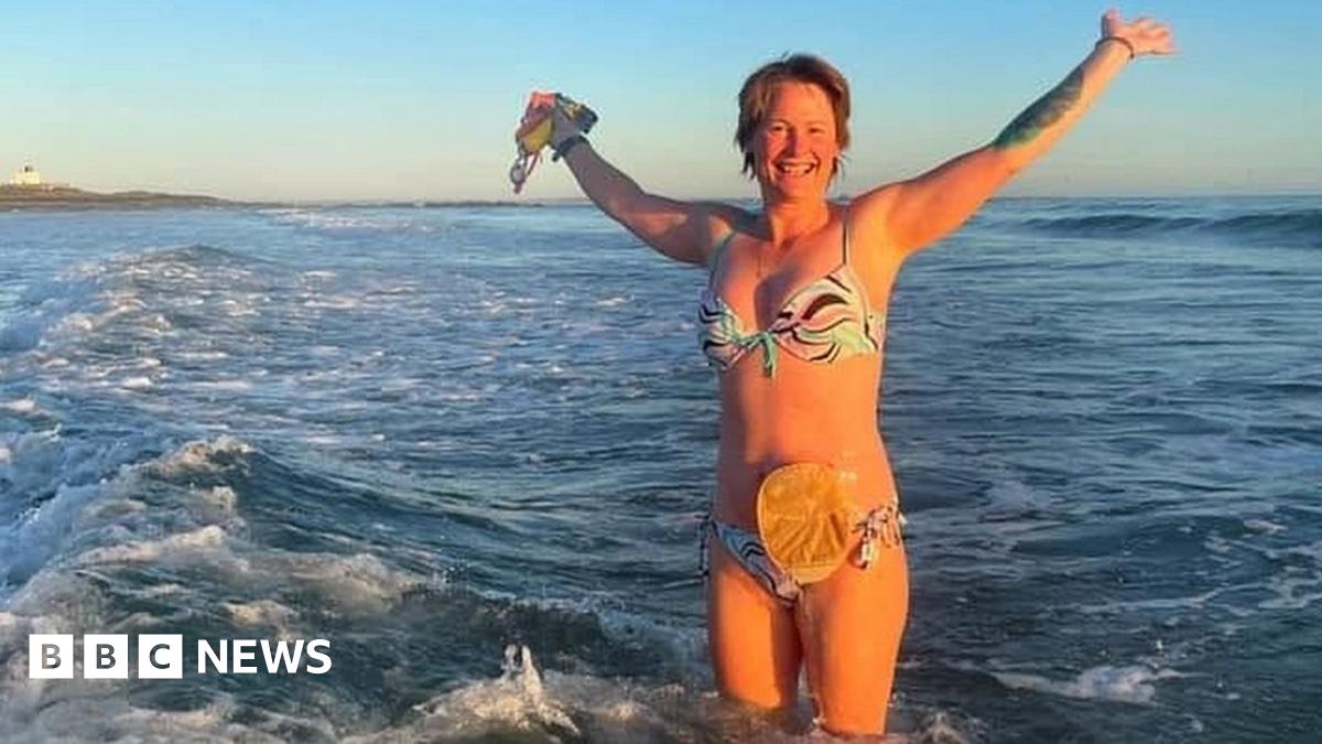 Alnwick mum aims to be first English Channel stoma swimmer - BBC News