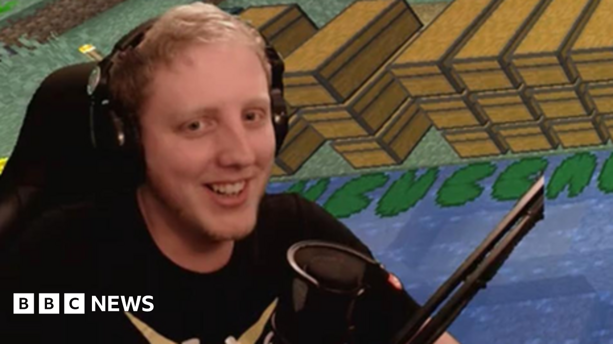 Minecraft player loses five-year-long game - BBC News