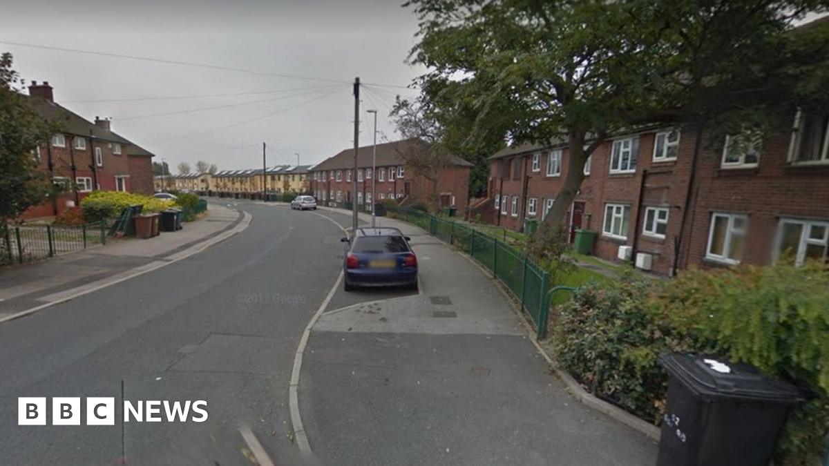 Leeds man stabbed by masked robbers on electric bike - BBC News