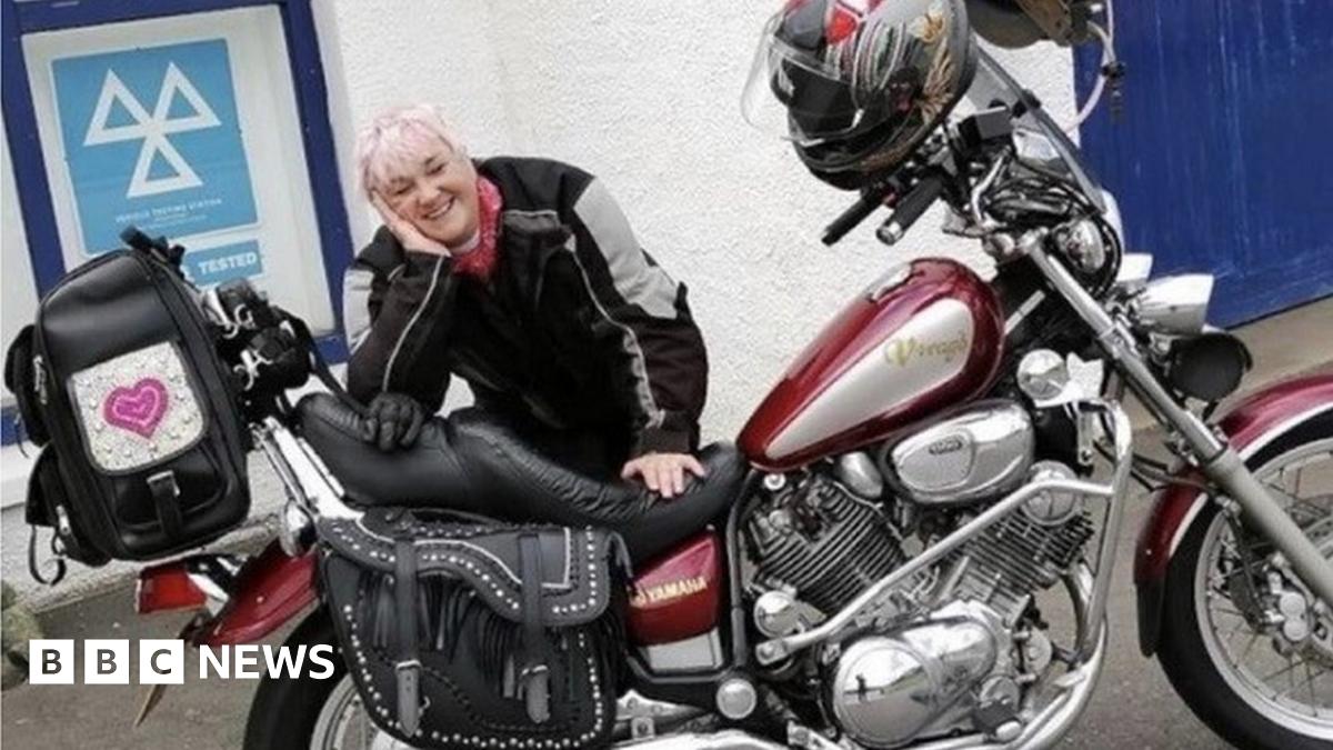 Biker dies four days after Stirling roundabout crash - BBC News