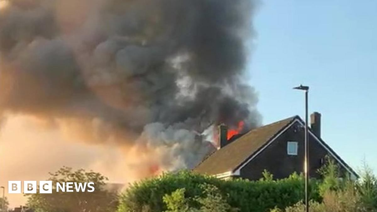 Camblesforth fire: Crews tackle large house blaze - BBC News