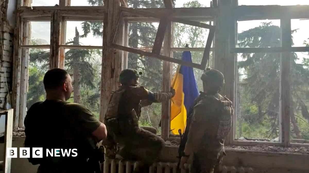 Ukraine war: Kyiv claims more villages retaken but picture mixed - BBC News