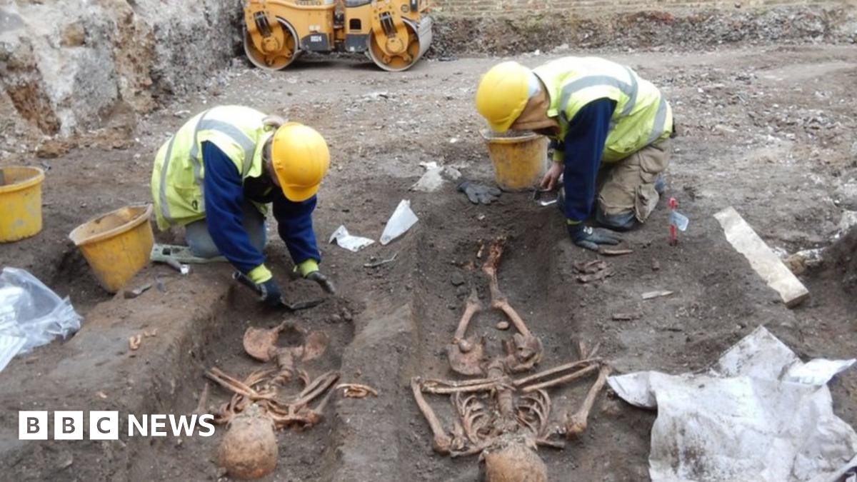 Archaeologists find 25 skeletons in medieval Cambridge friary - BBC News