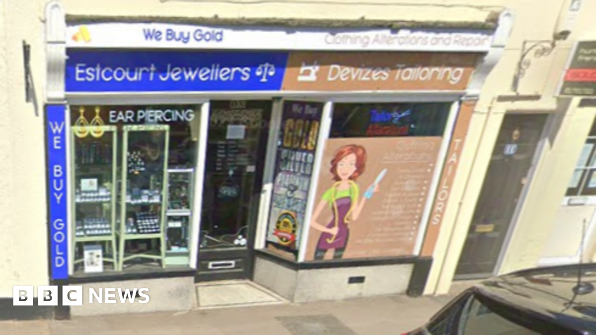 Devizes jewellery shop staff threatened by robbers - BBC News