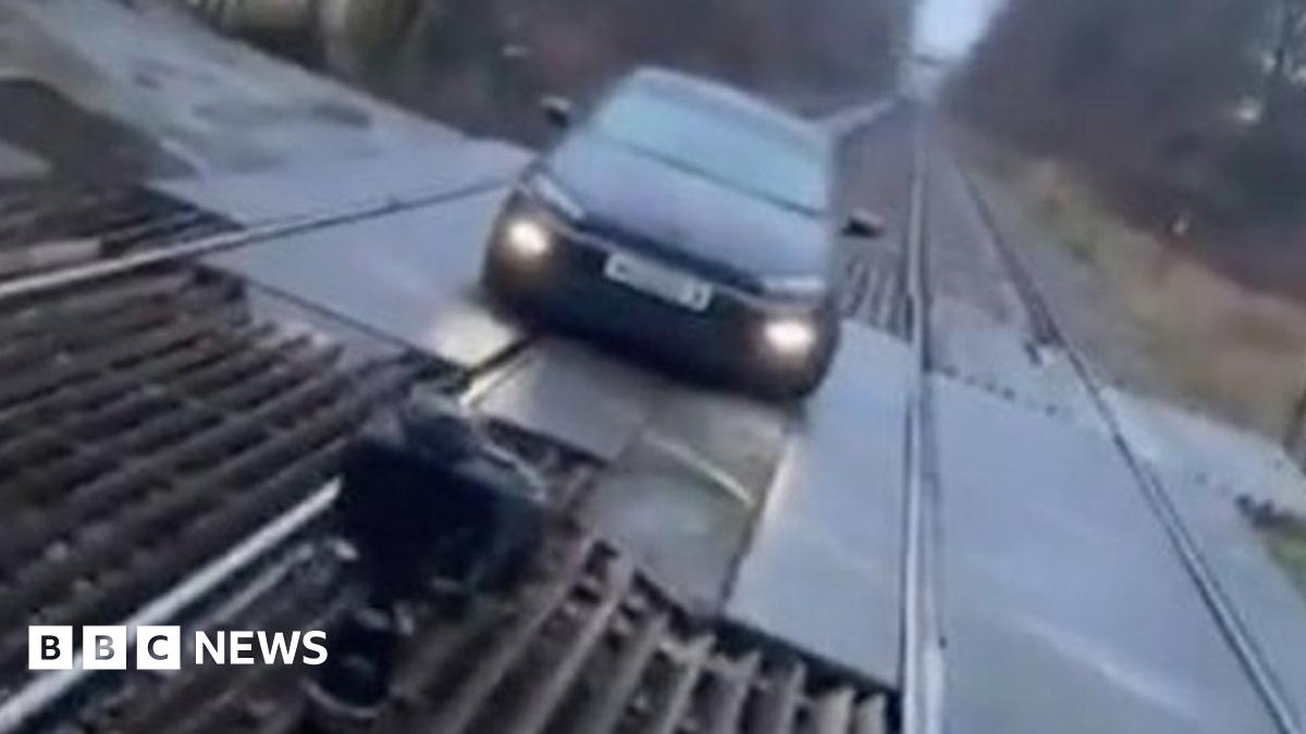 TikTok level crossing stunt 'staggeringly stupid' - BBC News