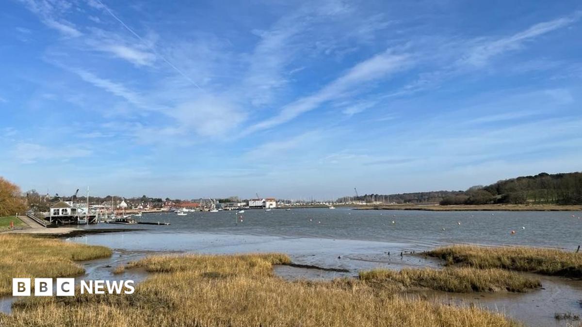Woodbridge: River Deben bathing status bid turned down - BBC News