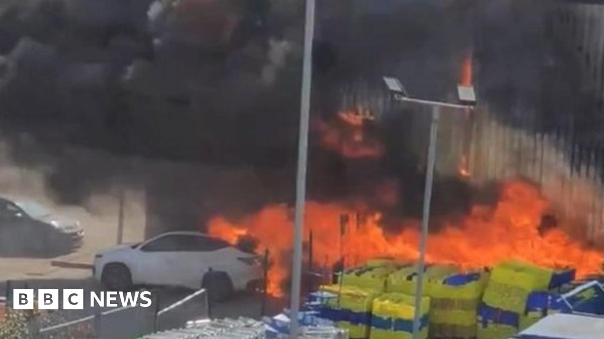 Avonmouth Evri fire: Firefighters called to large Bristol blaze - BBC News