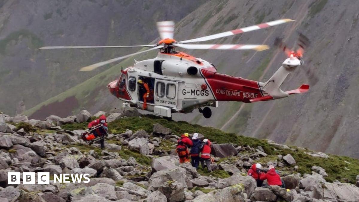 Walkers spend 24 hours trapped in Scafell Pike gully - BBC News
