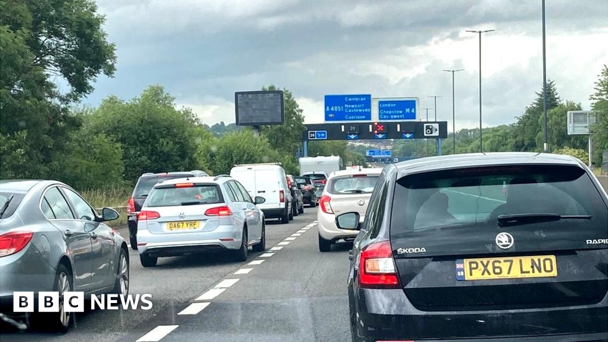 Man dies in M4 crash as closures cause hold-ups - BBC News