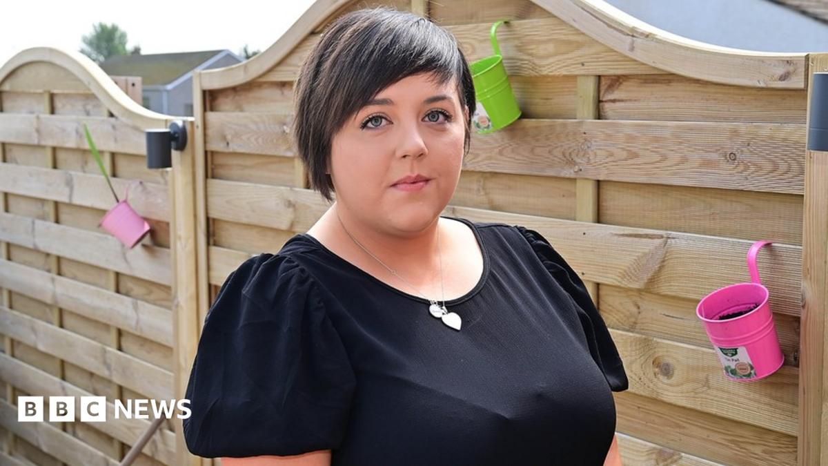 Morelli's former employee wins 'sleazy' behaviour case - BBC News
