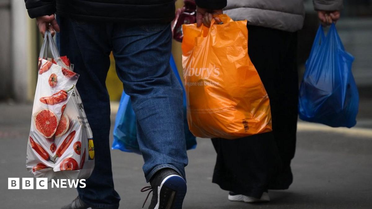 Sainsbury's gains ground in battle with Aldi and Lidl - BBC News