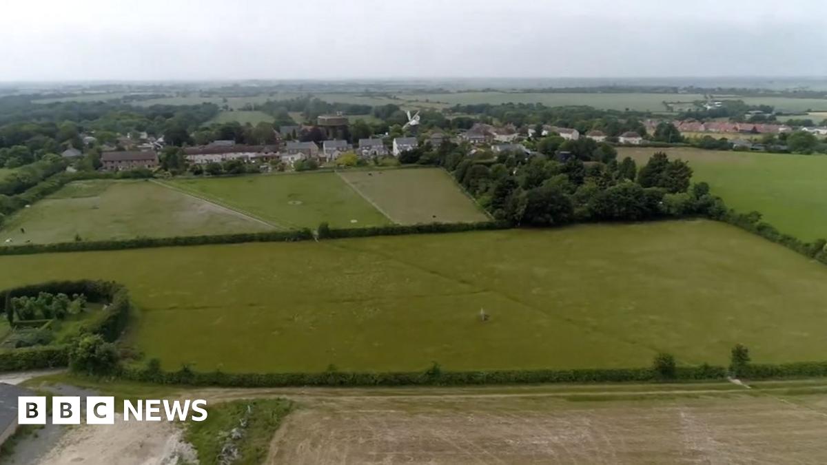 Net Zero Awards: Swaffham Prior village praised for ditching oil - BBC News