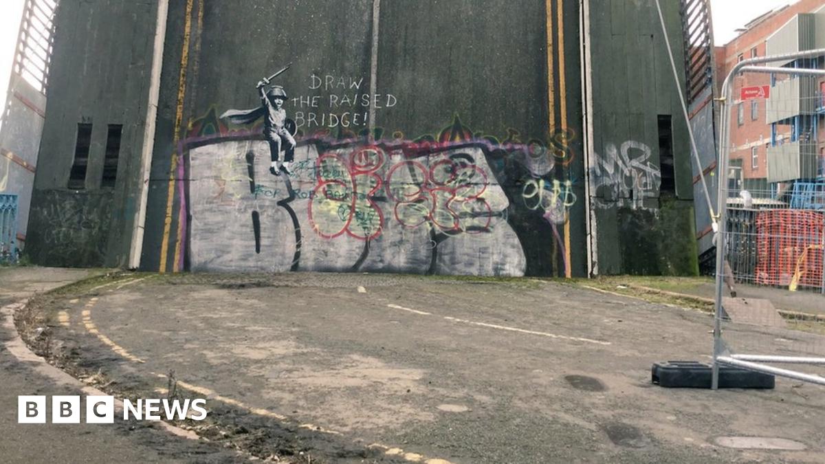 Banksy mural to stay on Hull's Scott Street bridge - BBC News