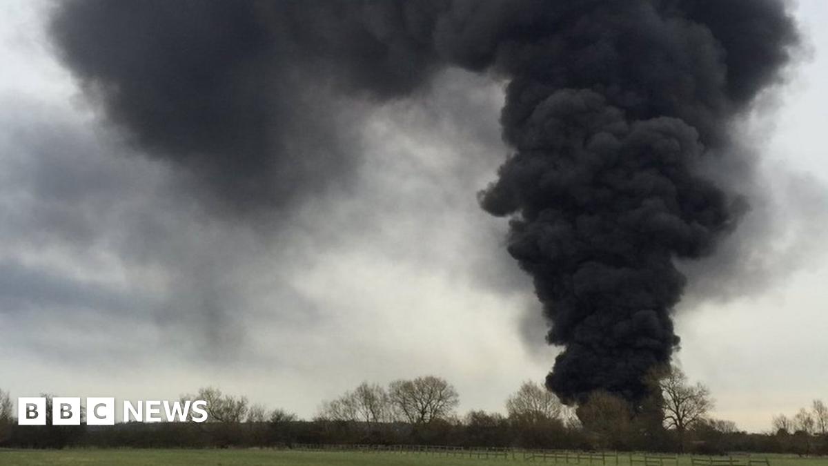 Shabbington farm fire smoke plume 'seen from many miles away' - BBC News