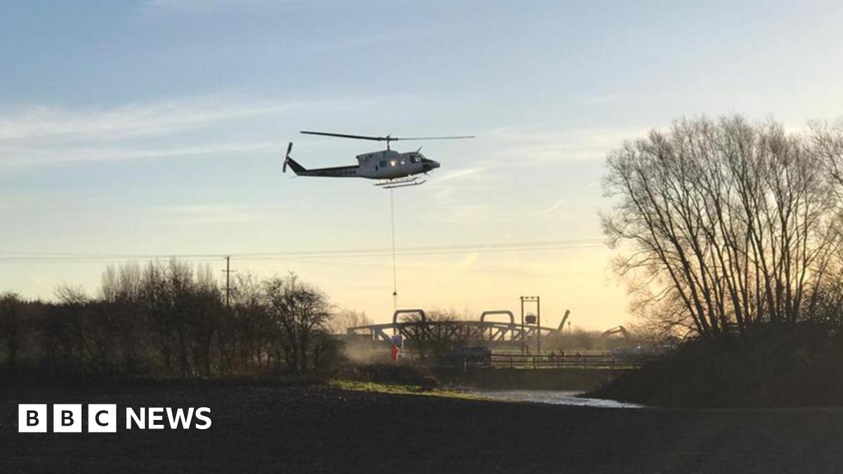 East and West Cowick flooding: Helicopter drop to plug breach - BBC News