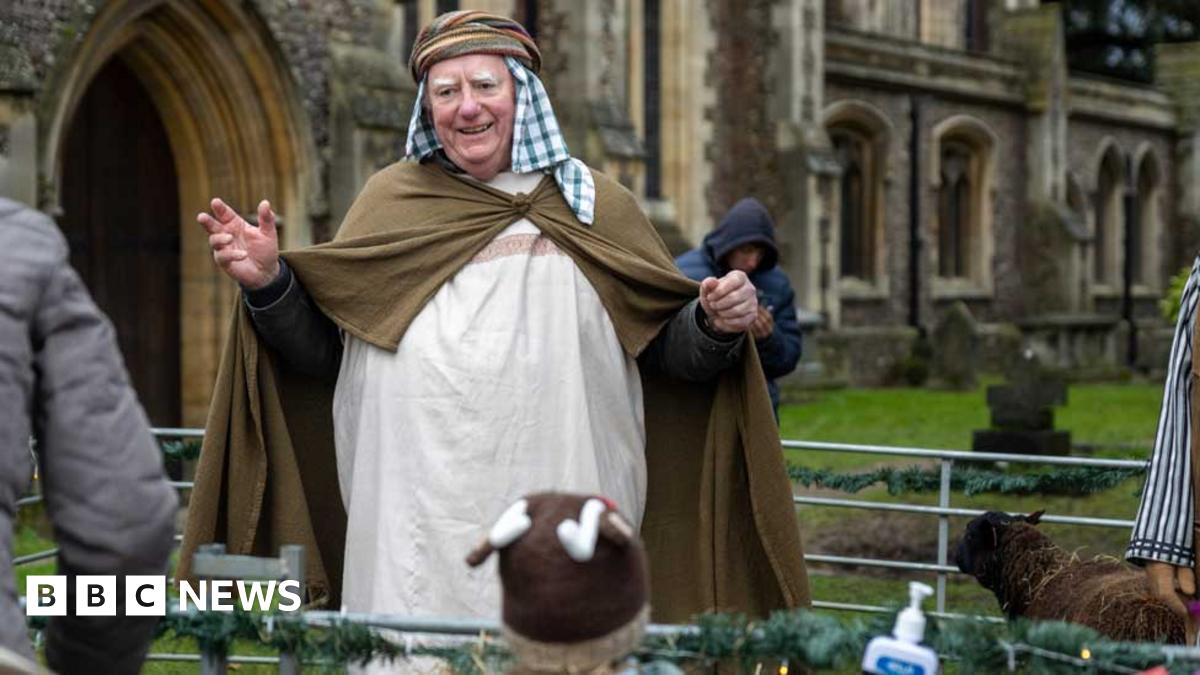 St Albans Cathedral: Hundreds follow live nativity trail - BBC News