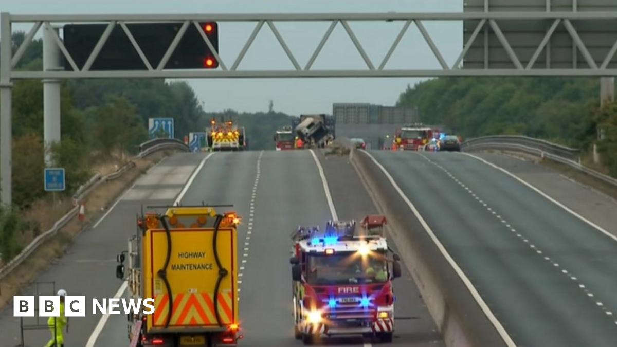Lorry driver dies in M18 crash at Doncaster - BBC News