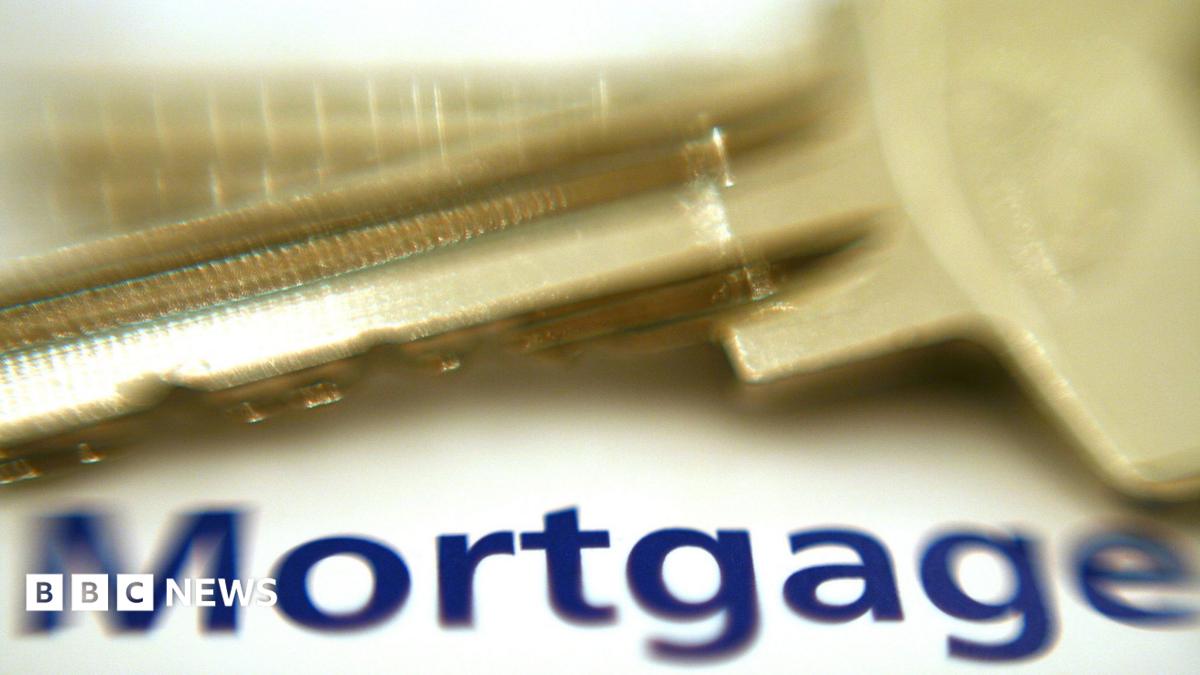 Homeowners hurry to remortgage, ahead of rate rise - BBC News