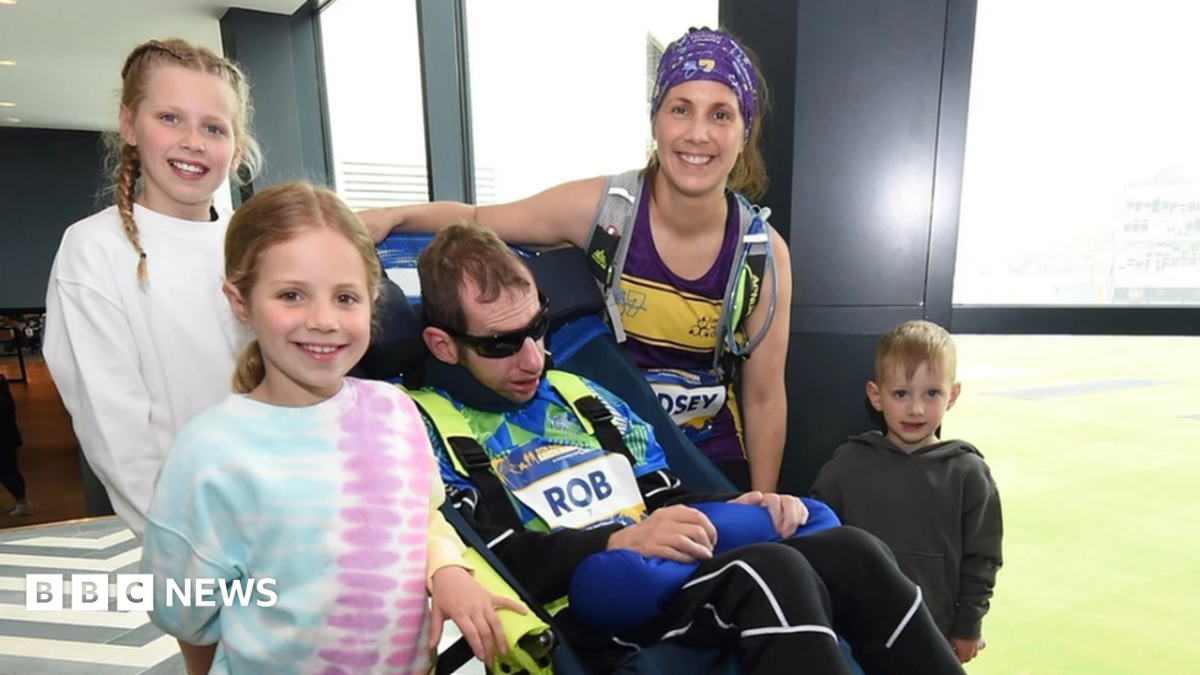 Rob Burrow's children to join him at Father's Day run - BBC News
