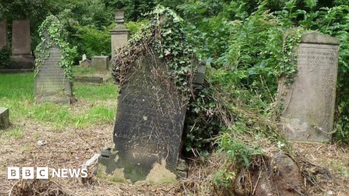 Historic England grants £26,000 to Newcastle cemeteries plan - BBC News