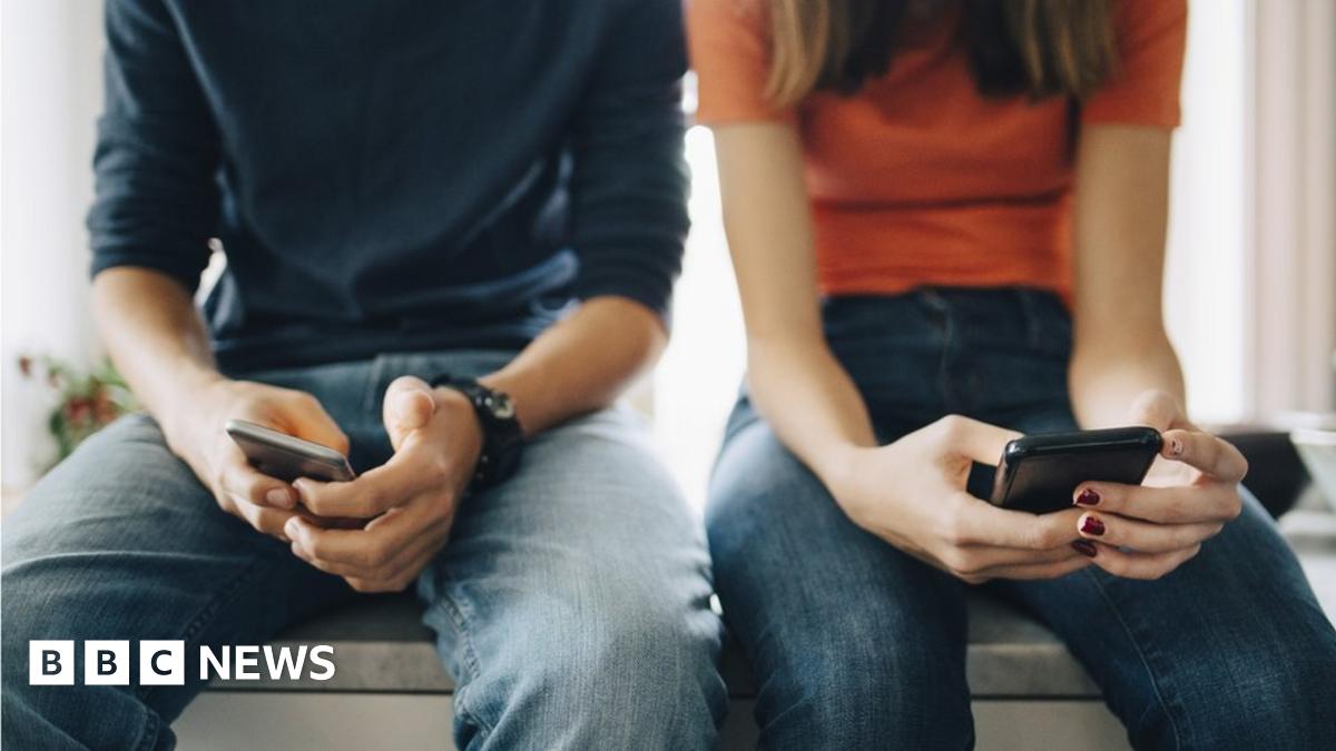 Teens, tech and mental health: Oxford study finds no link - BBC News