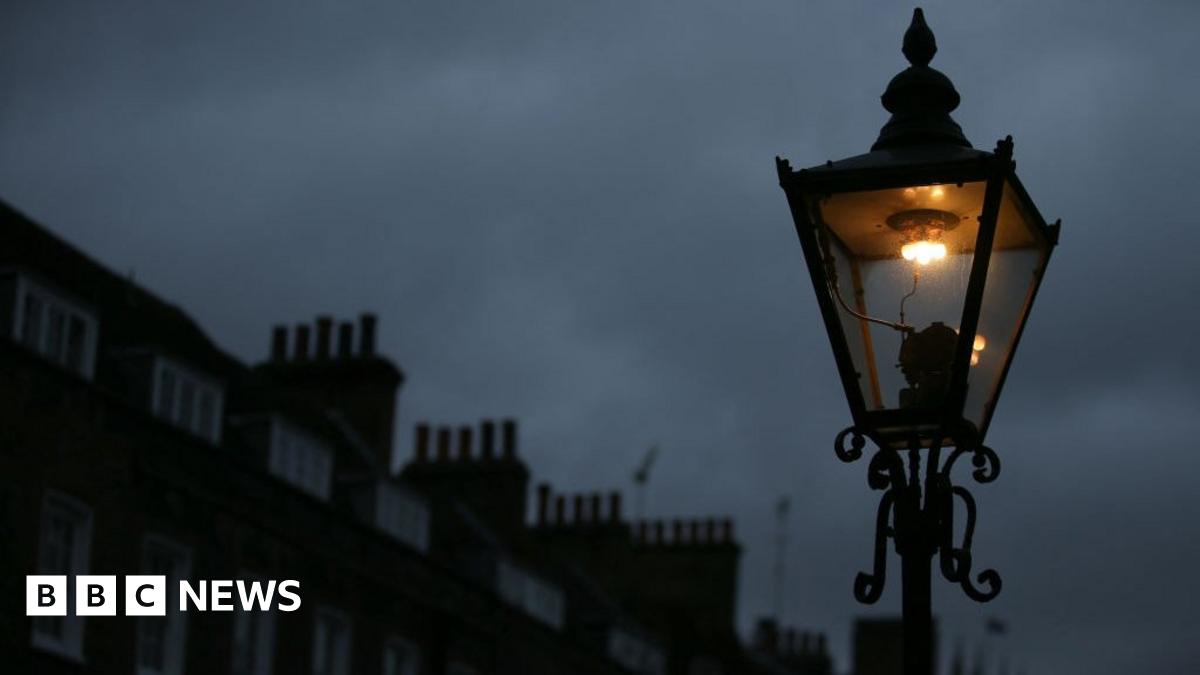 Campaign fighting to save hundreds of London's gas lamps - BBC News