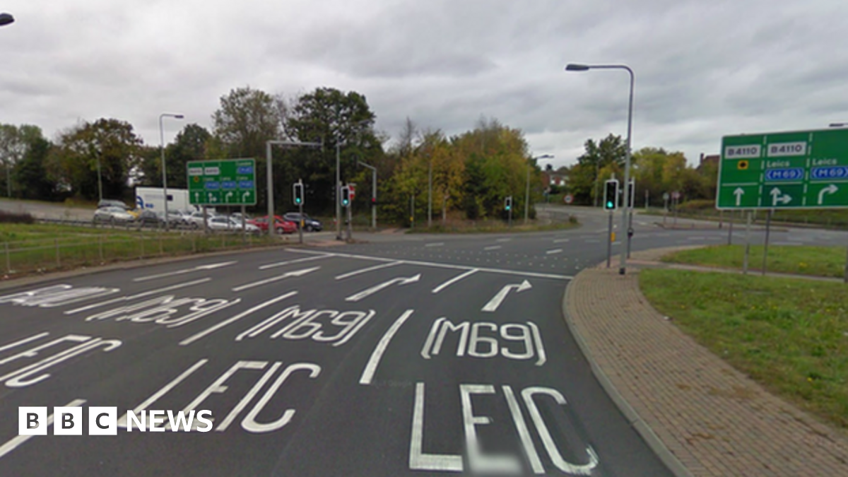 Road shut due to Tollbar End project bridge beam lifting - BBC News