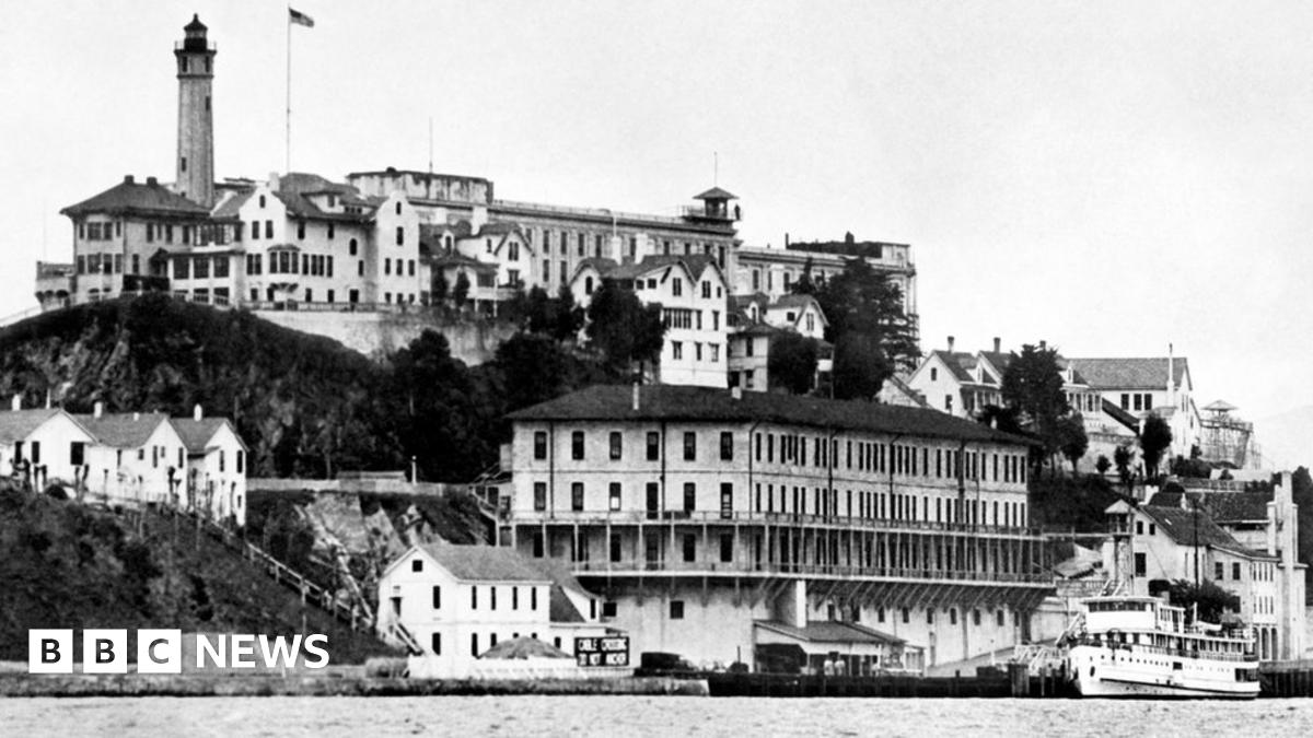 Alcatraz escape: Fugitive John Anglin's name on letter to police - BBC News