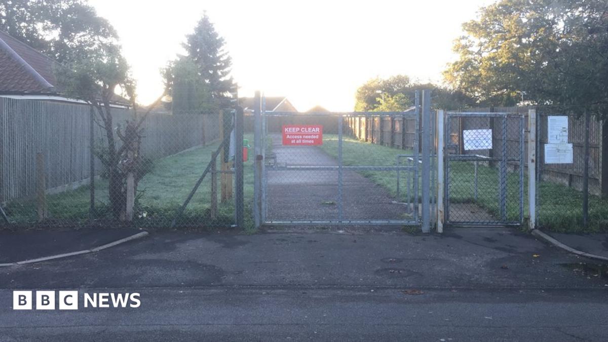 Hellesdon park closed after 30ft-deep hole discovered - BBC News