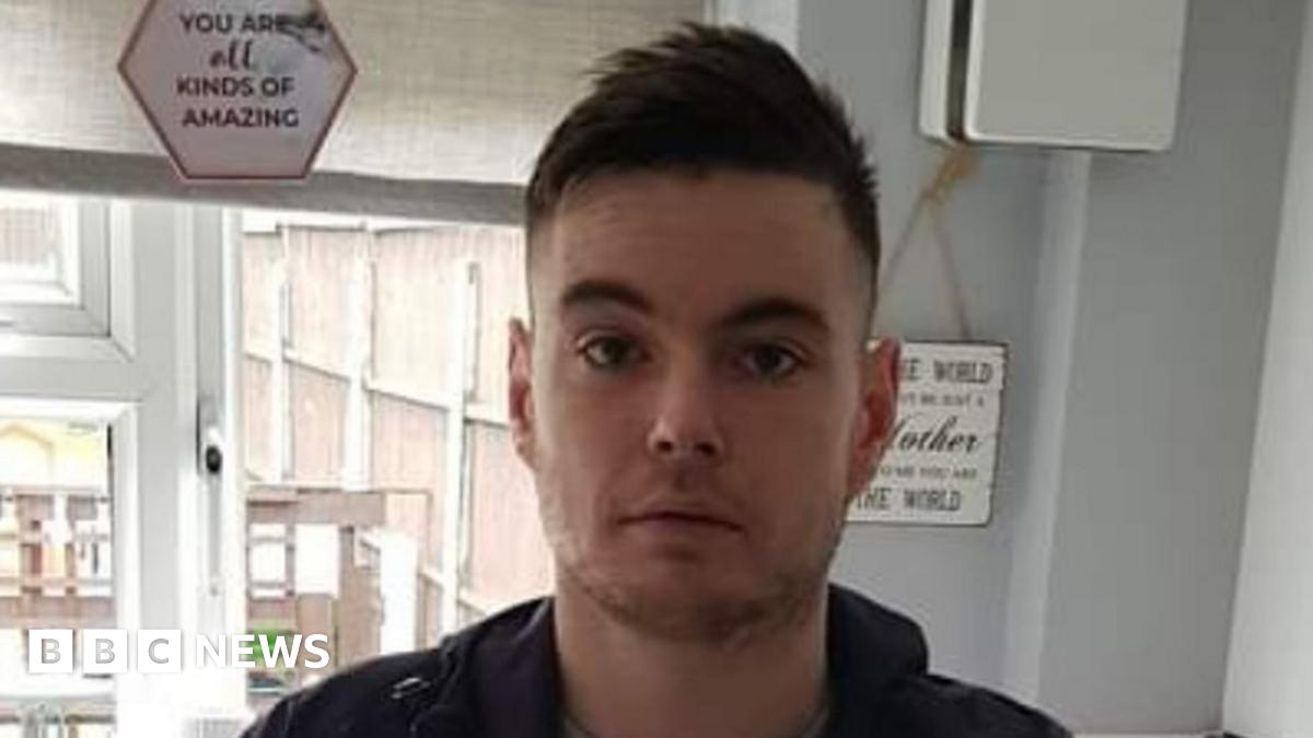 Martin Howells machete attack: Charity offers £20k reward - BBC News