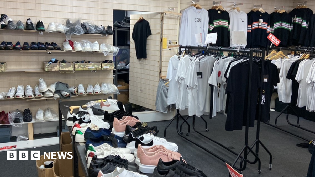 Twelve people left locked inside Manchester bogus goods shop - BBC News