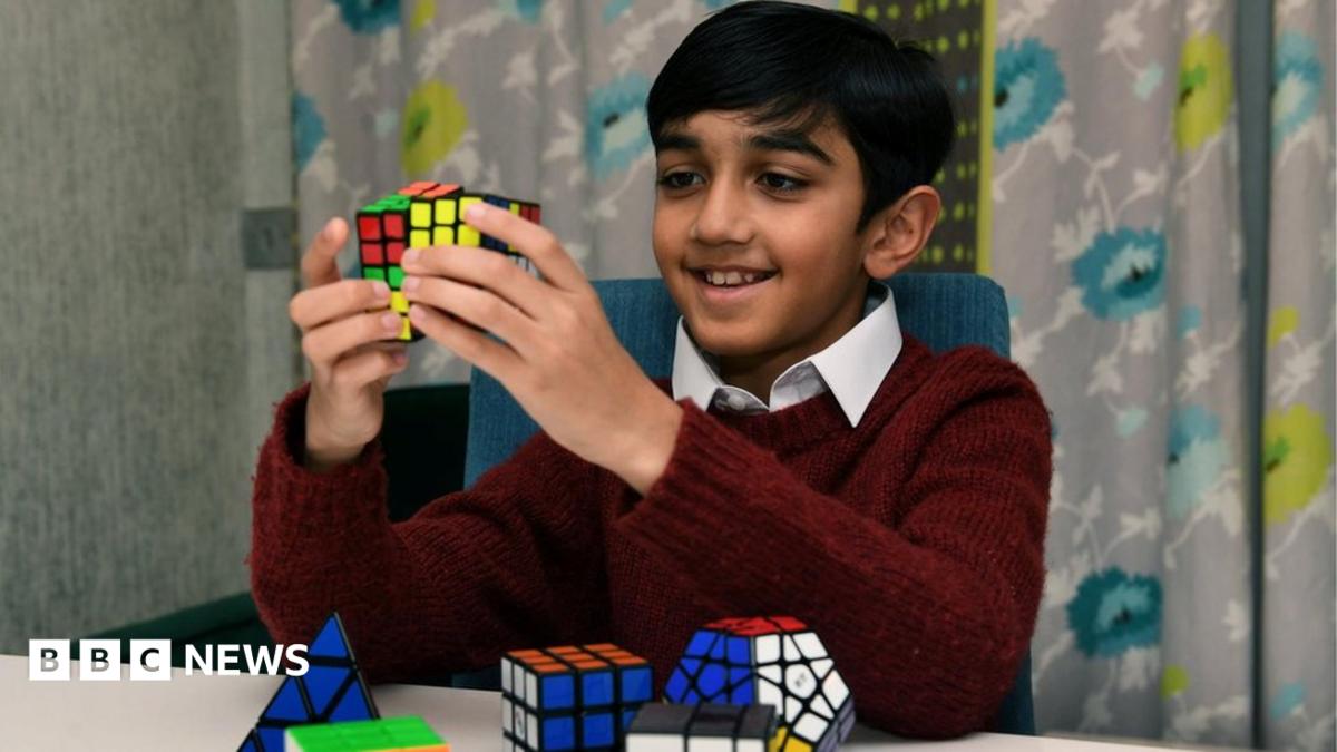 Leeds: Boy, 11, beats Hawking's Mensa score - BBC News