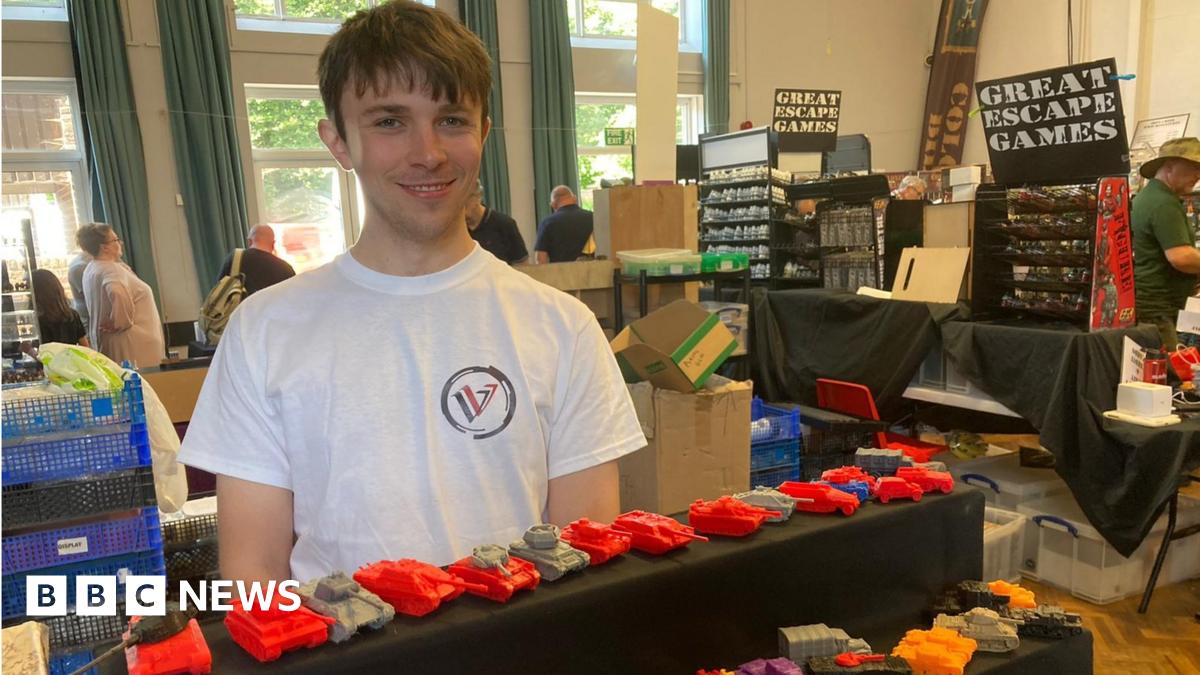 Devizes Wargames Group: First show since lockdown held - BBC News