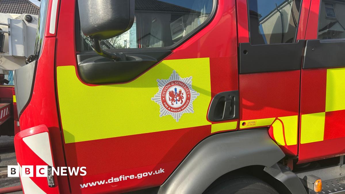 Large Plymouth diesel spill tackled by emergency services - BBC News