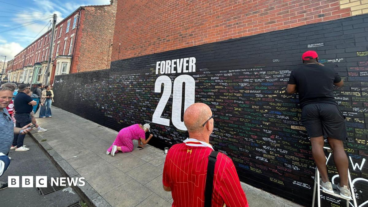 Diogo Jota mural 'absolutely class', say Liverpool FC fans - BBC News