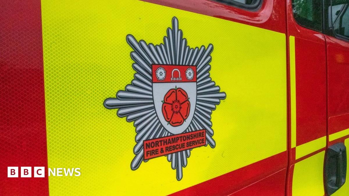 Large Corby fire breaks out at metal recycling plant - BBC News