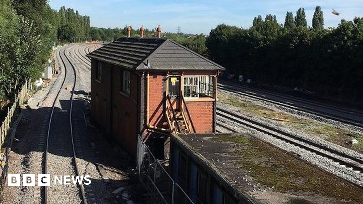 Banbury North signal box demolished despite bid to save it - BBC News