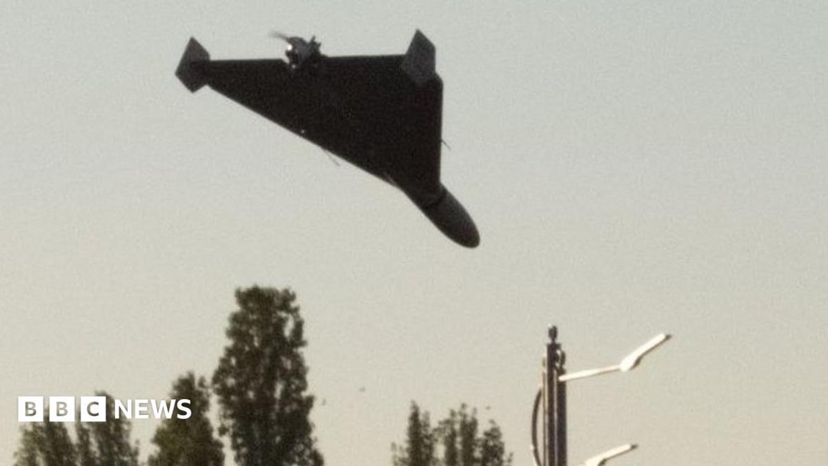 Ukraine war: Russia dive-bombs Kyiv with 'kamikaze' drones - BBC News