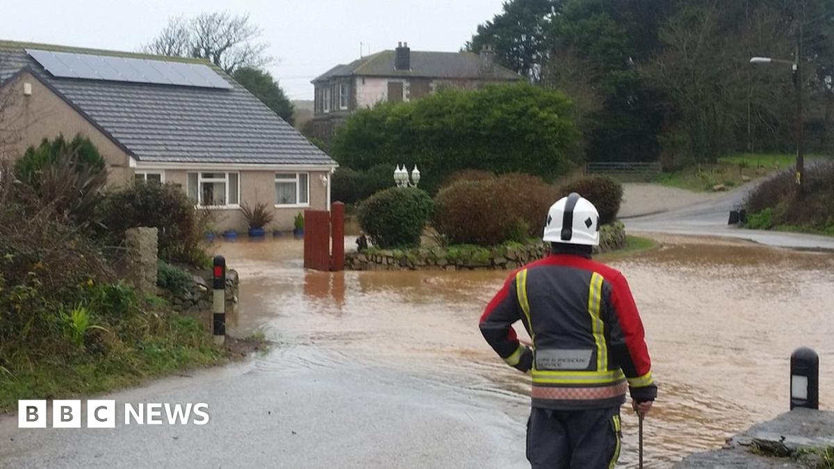 Cornwall floods: Portreath faces severe warning - BBC News