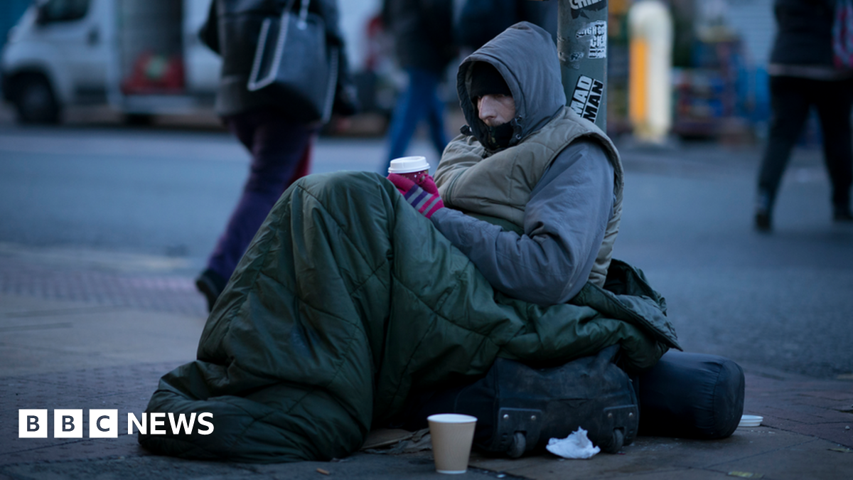 Cold weather in Dorset triggers help for rough sleepers - BBC News