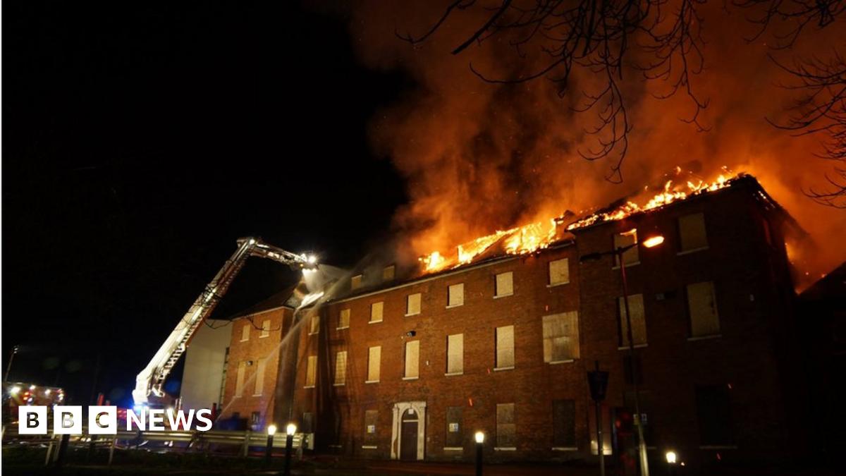 Bedford fire: NHS health complex severely damaged - BBC News