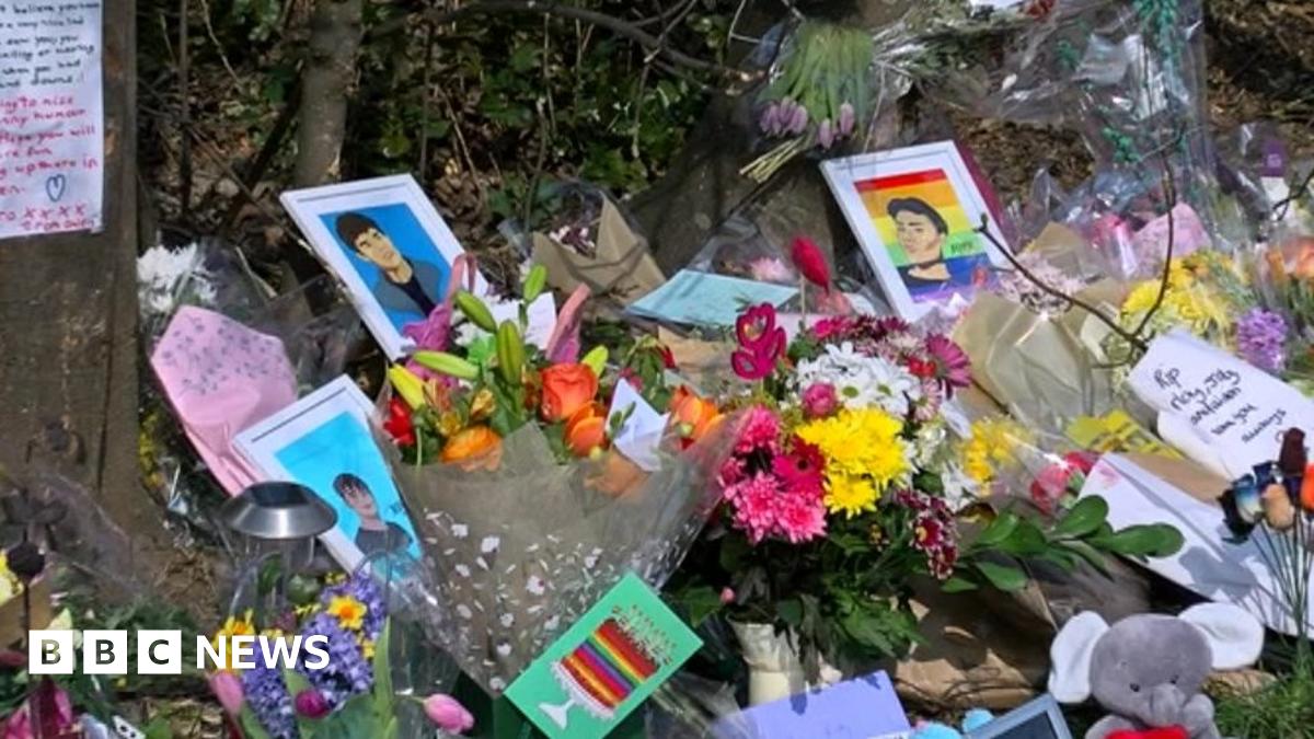 Welton fatal crash driver cleared of killing passengers - BBC News