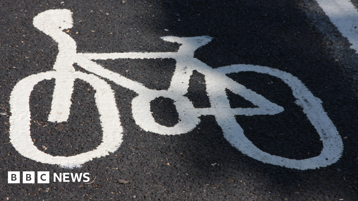 Royal Wootton Bassett-to-Swindon cycleway over M4 planned - BBC News