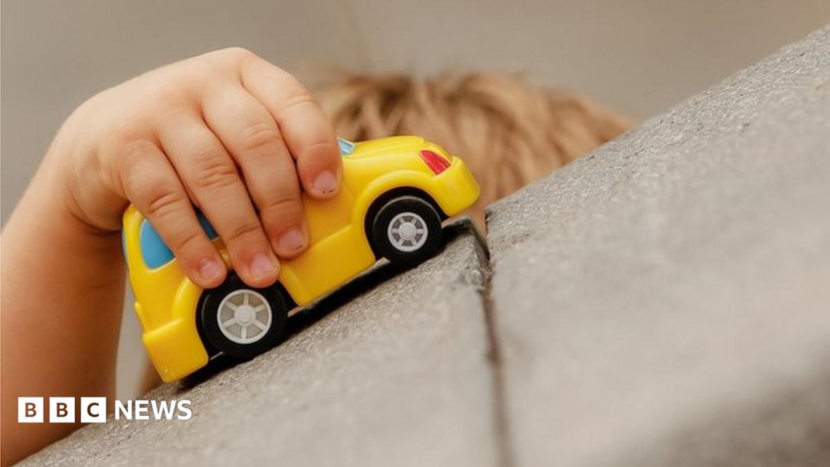 Dorset Police replaces boy's toy car broken by 'bad man' - BBC News