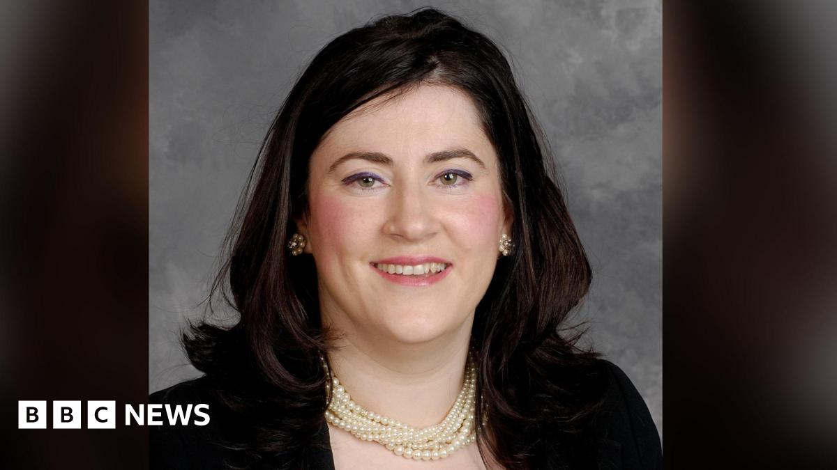 Tameside: MPs 'welcome' departure of council chief - BBC News