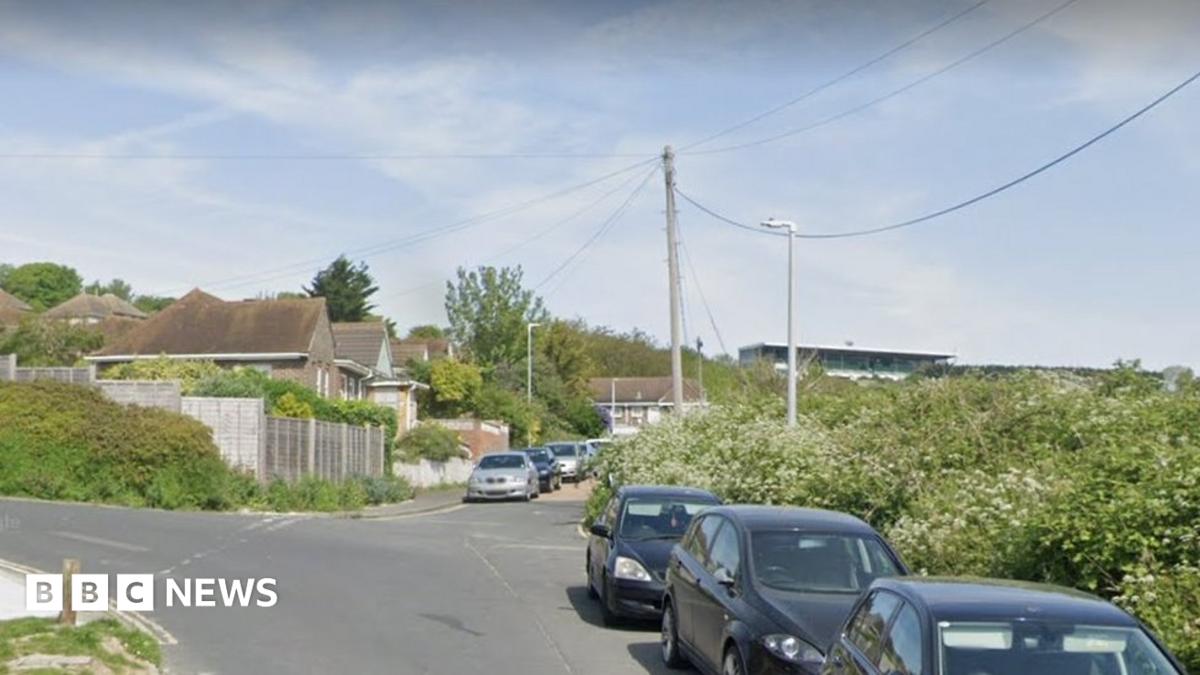 Brighton attempted murder arrest after man stabbed - BBC News