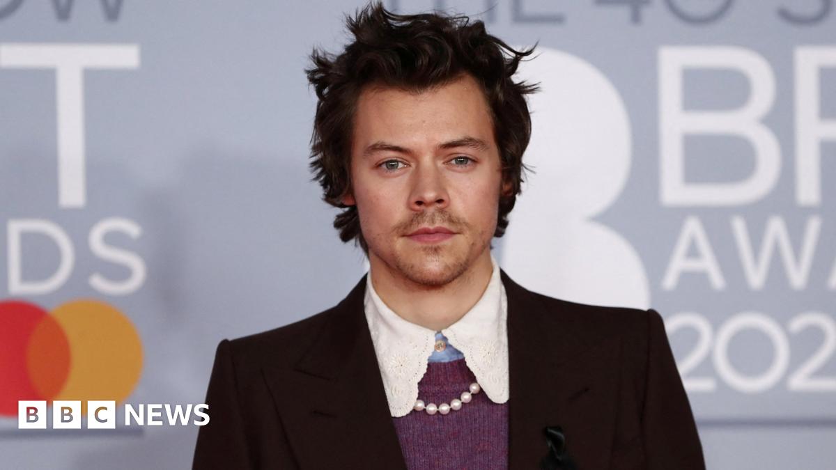 Harry Styles: International superstar announces gig in Cardiff - BBC News
