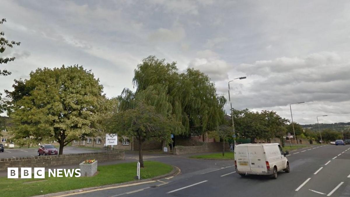 Driver arrested after fatal Bingley road crash - BBC News