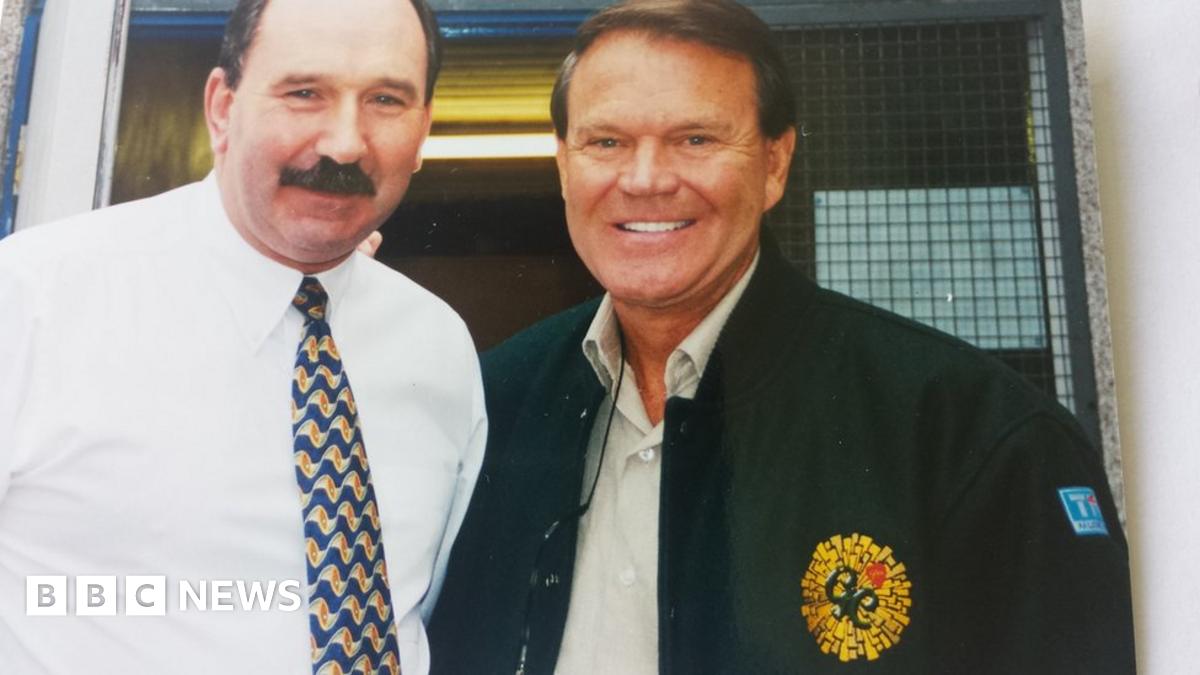 Glen Campbell: Derry remembers Rialto Theatre gig - BBC News